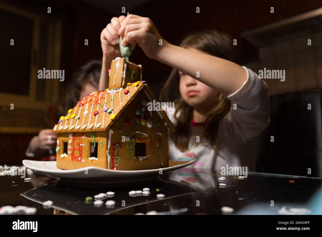 Children making gingerbread house hi-res stock photography and images ...