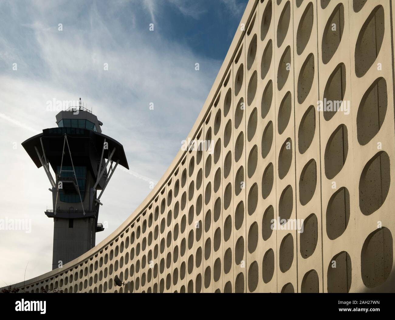 The Theme Building, architectural icon with space age influence. Los ...