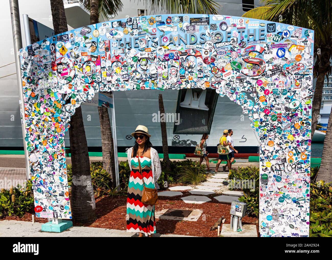 Posing at Bahamas Welcome Sign Stock Photo - Alamy