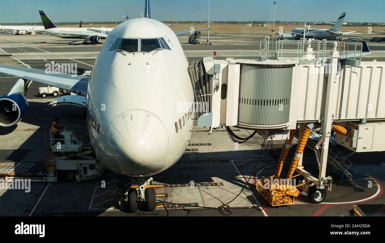Airplane and jetway on an airport tarmac Stock Photo - Alamy