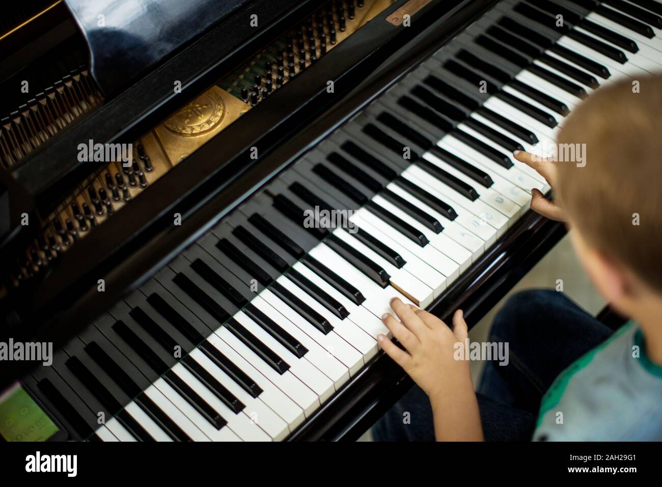 Beginner pianist hi-res stock photography and images - Alamy