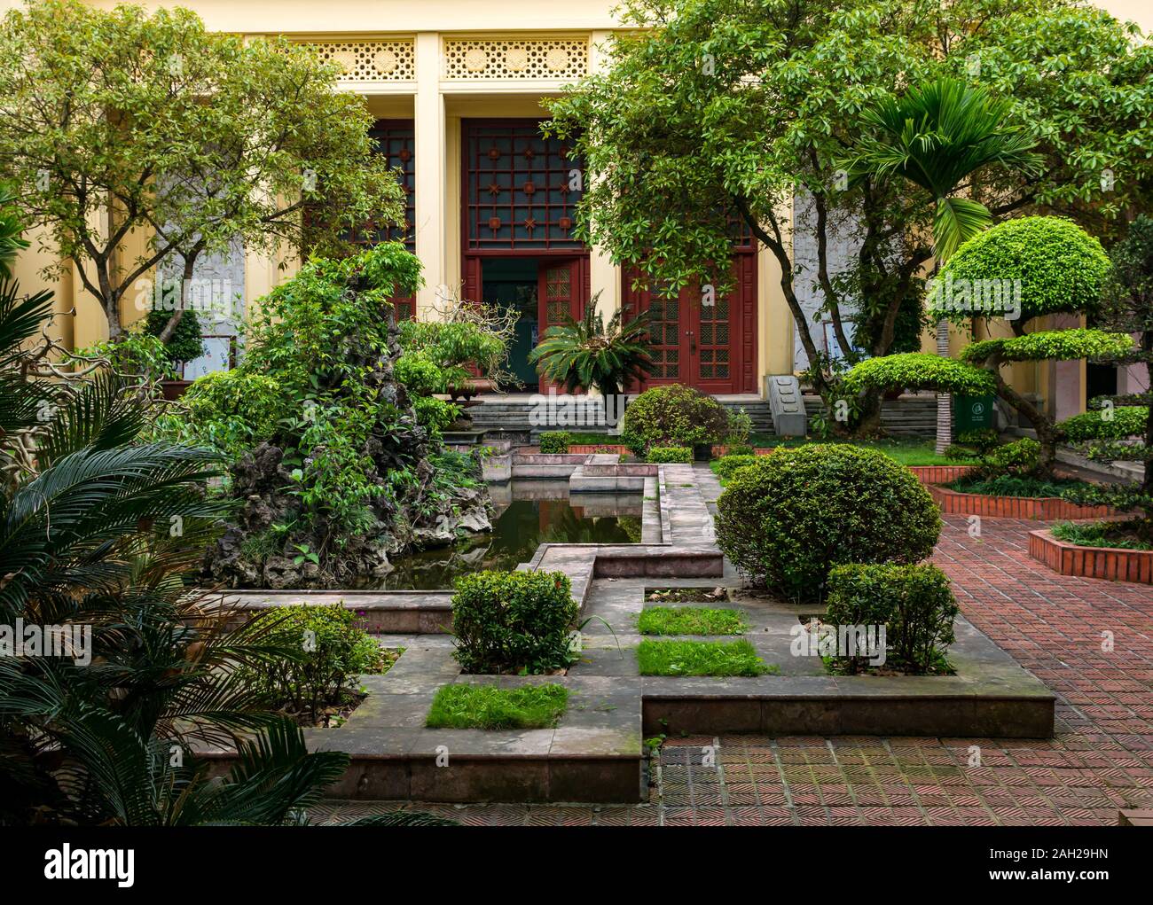 Fish garden feature hi-res stock photography and images - Alamy