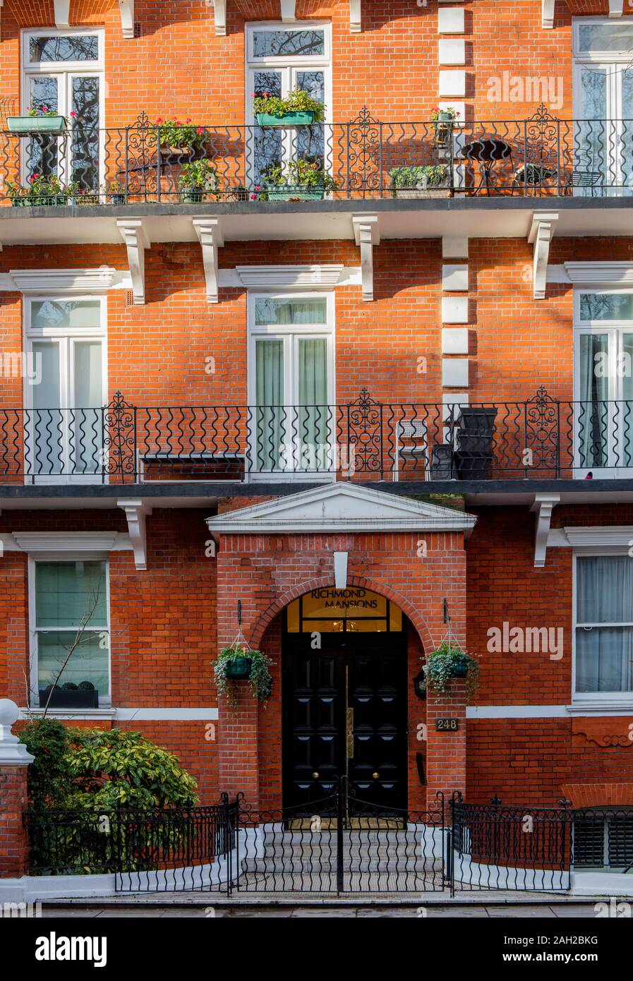 Victorian mansion block, london hi-res stock photography and images - Alamy