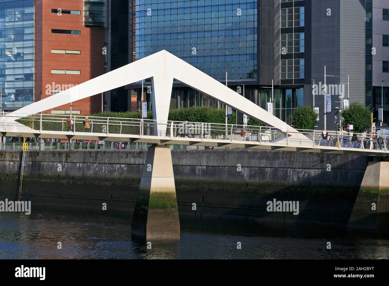 Tradeston footbridge hi-res stock photography and images - Alamy