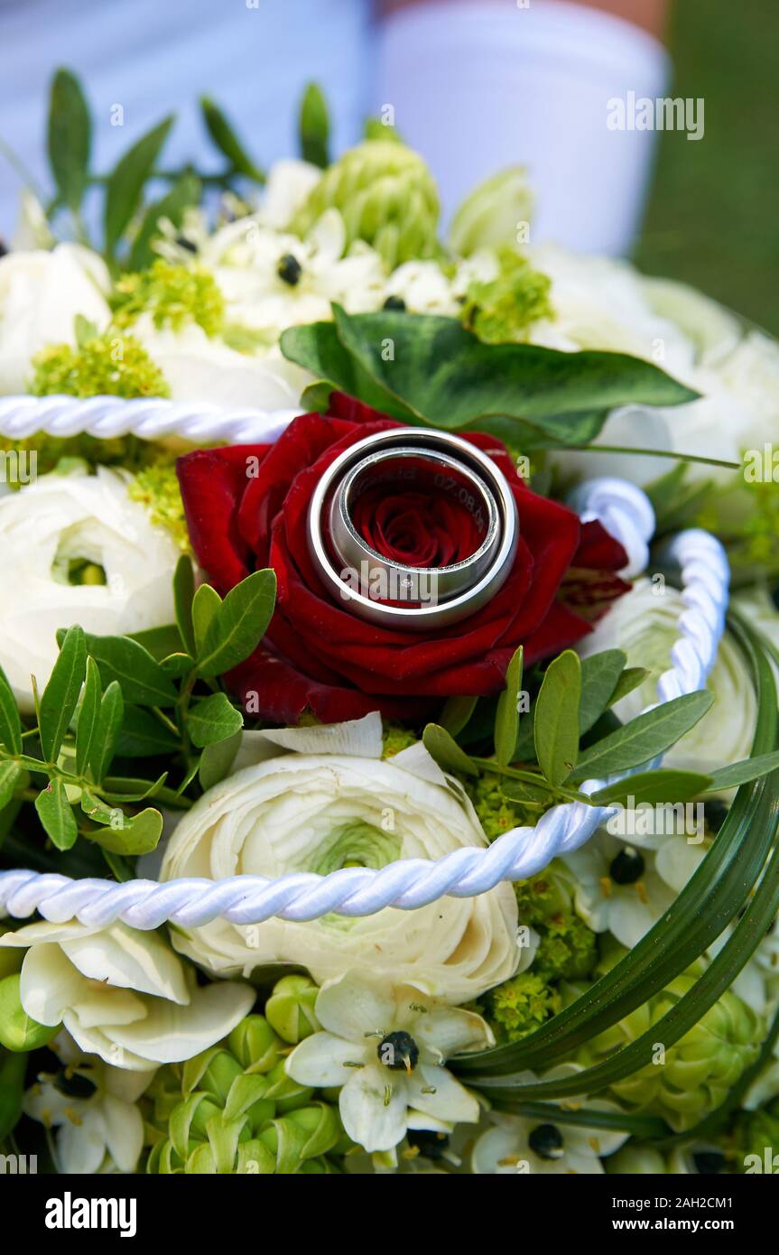 wedding bouquet with roses and rings Stock Photo - Alamy