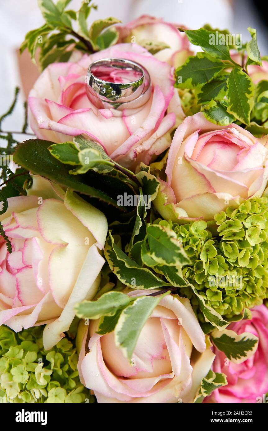 wedding bouquet with roses and rings Stock Photo - Alamy