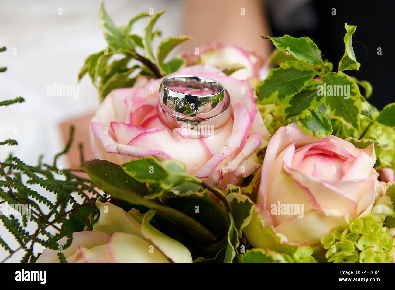 wedding bouquet with roses and rings Stock Photo - Alamy