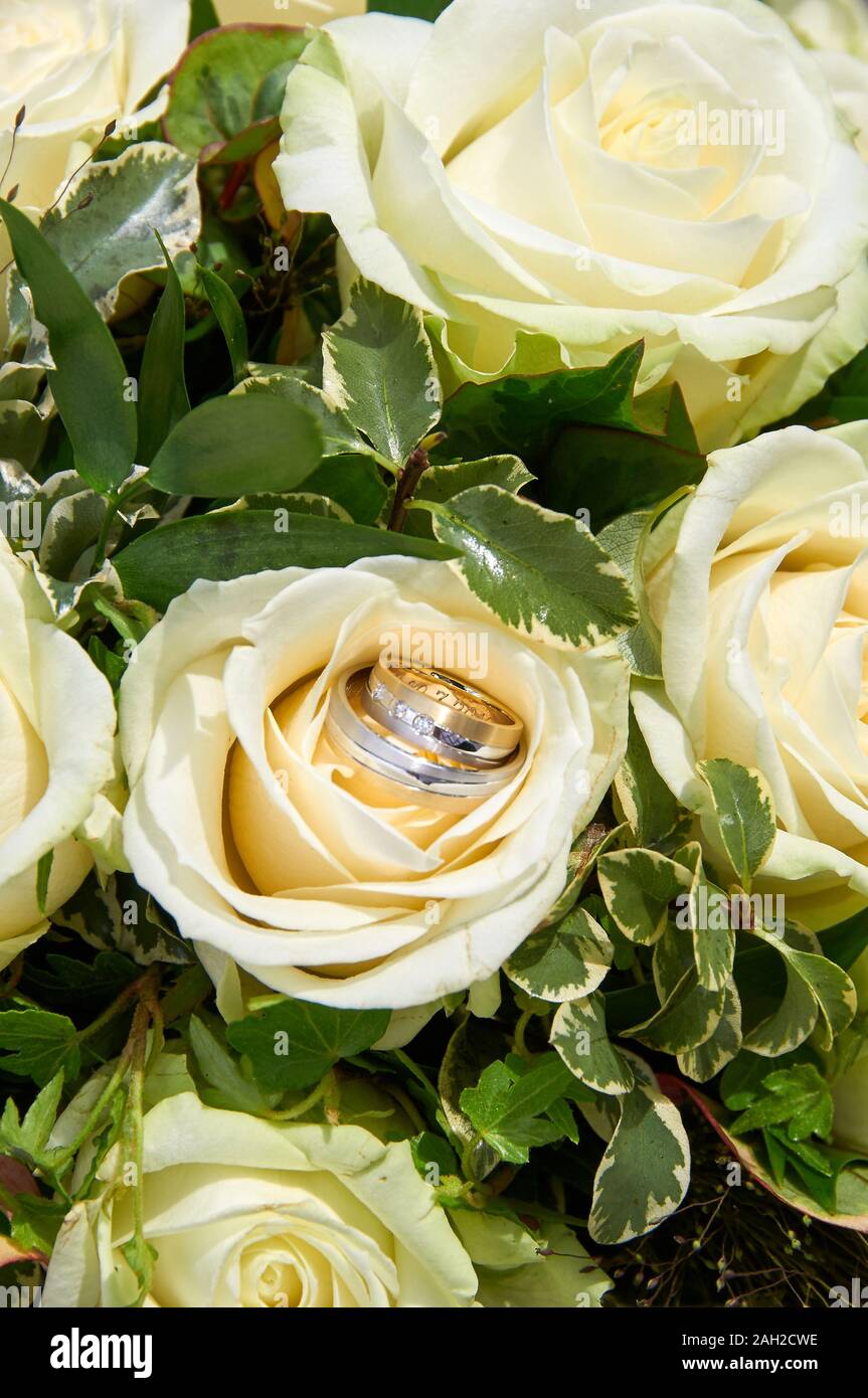 wedding bouquet with roses and rings Stock Photo - Alamy