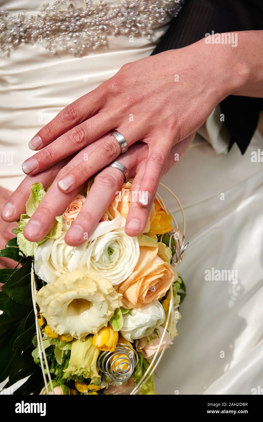 wedding couple hand in hand Stock Photo - Alamy