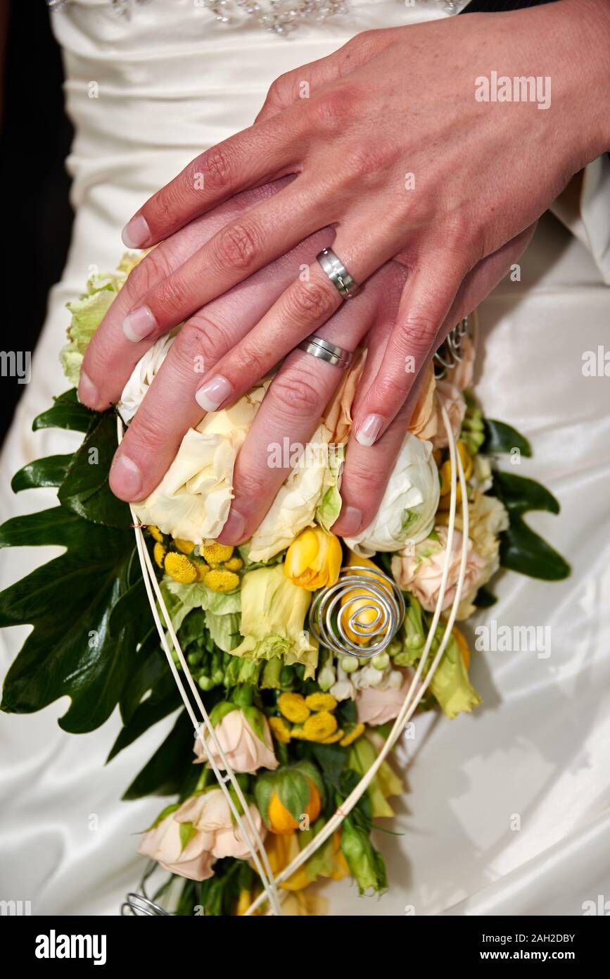 wedding couple hand in hand Stock Photo - Alamy