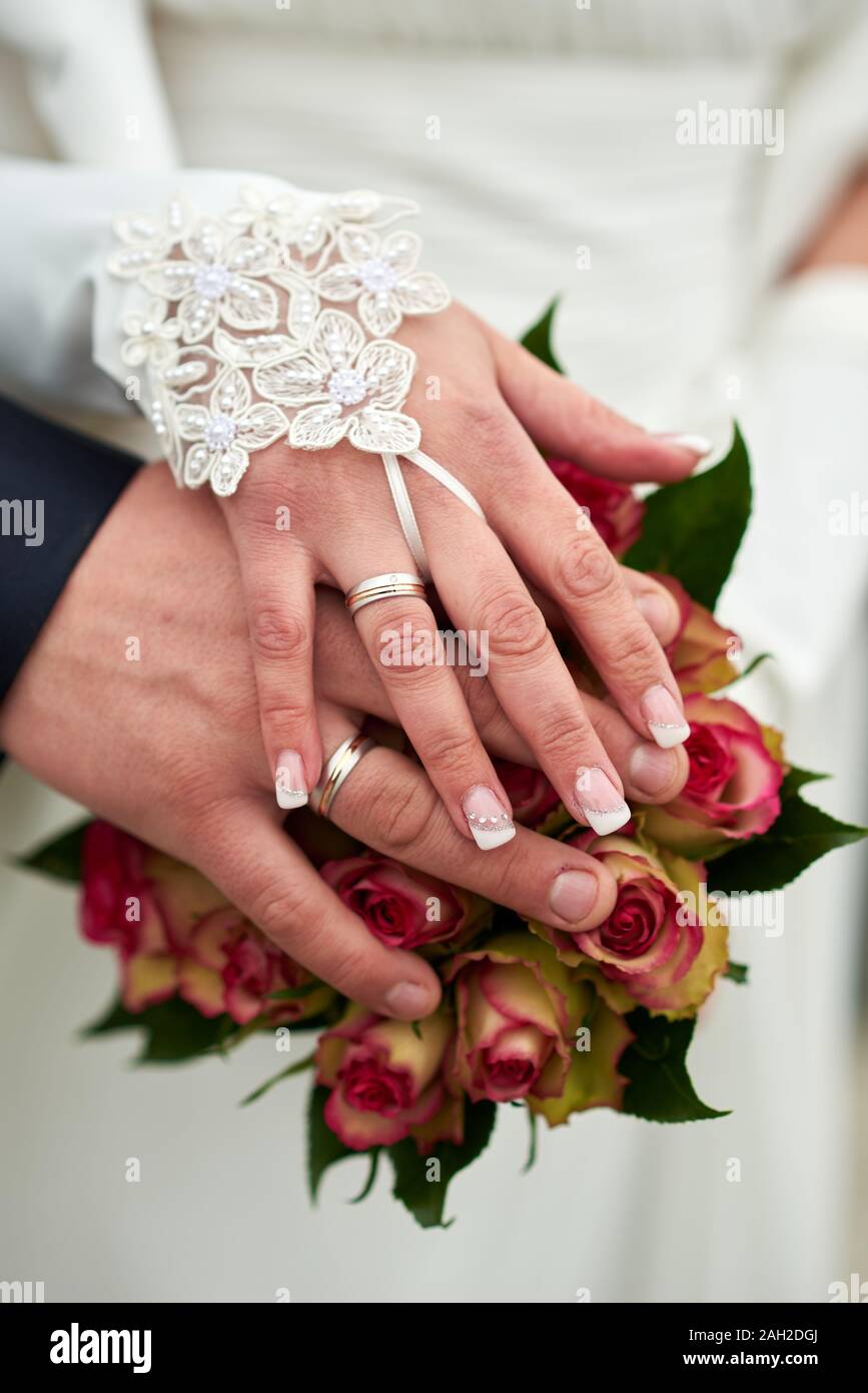 wedding couple hand in hand Stock Photo - Alamy