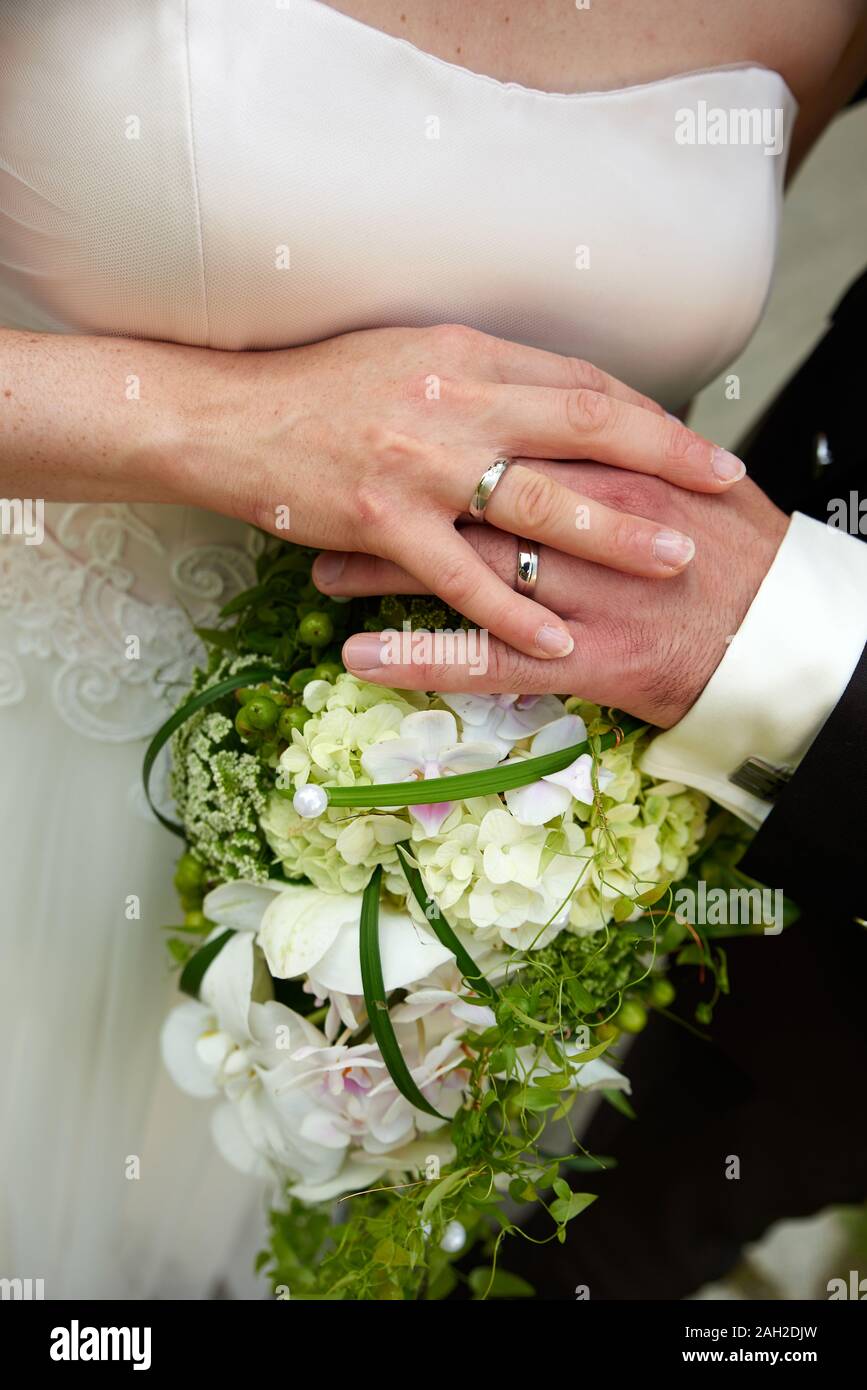 wedding couple hand in hand Stock Photo - Alamy
