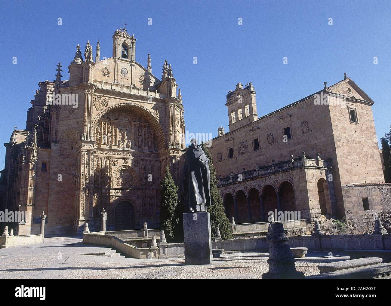 EXTERIOR - ESTATUA DE SAN ESTEBAN FRENTE A LA IGLESIA Y EL CONVENTO ...