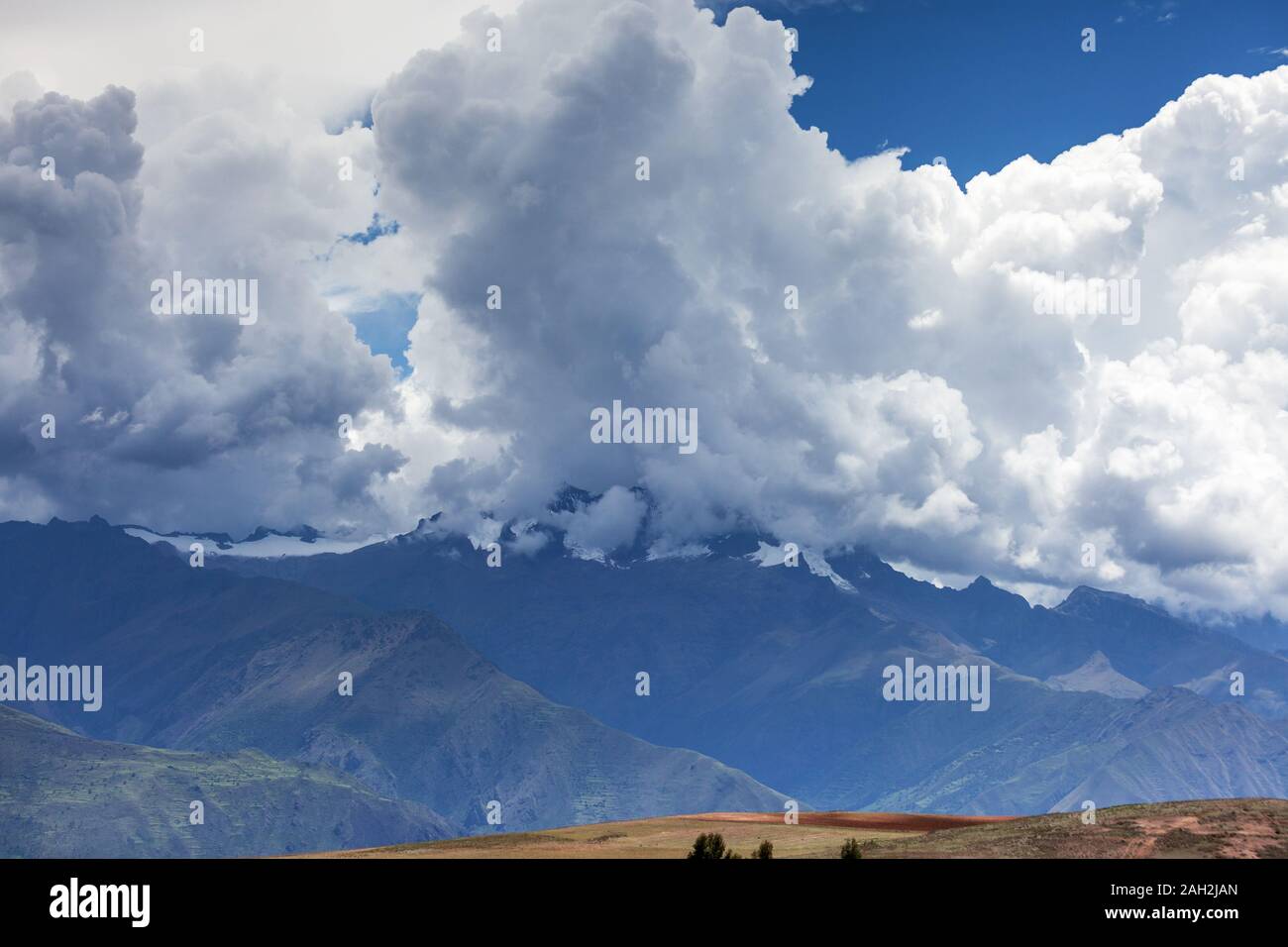 Mountain view in the clouds. Thick white clouds Stock Photo - Alamy