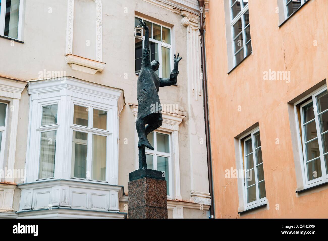 Vilnius old town sculpture hi-res stock photography and images - Alamy