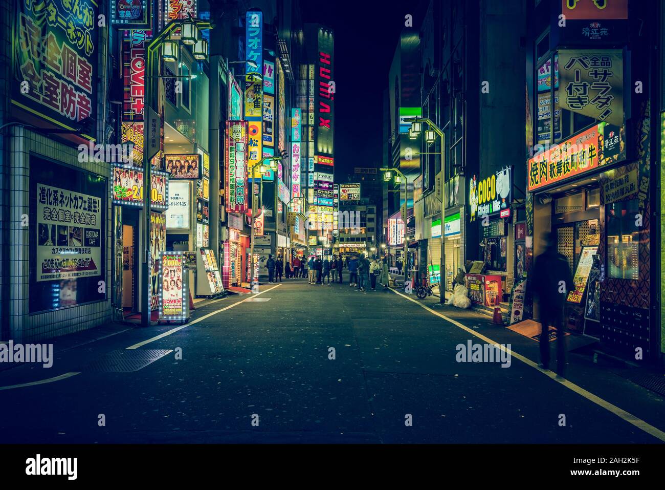 Shinjukus nightlife hi-res stock photography and images - Alamy