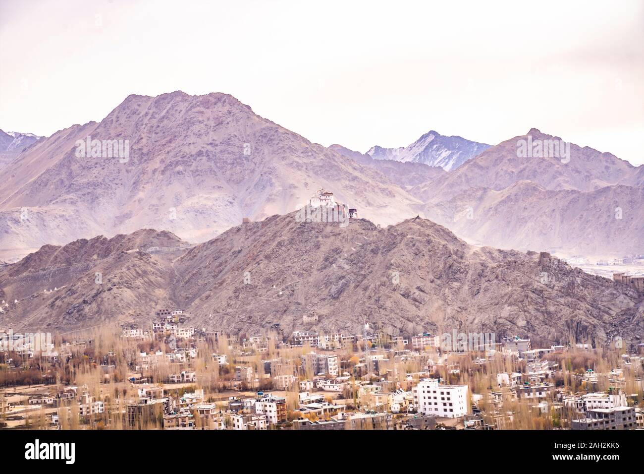 Ladakh leh tibet stupa mountains hi-res stock photography and images ...