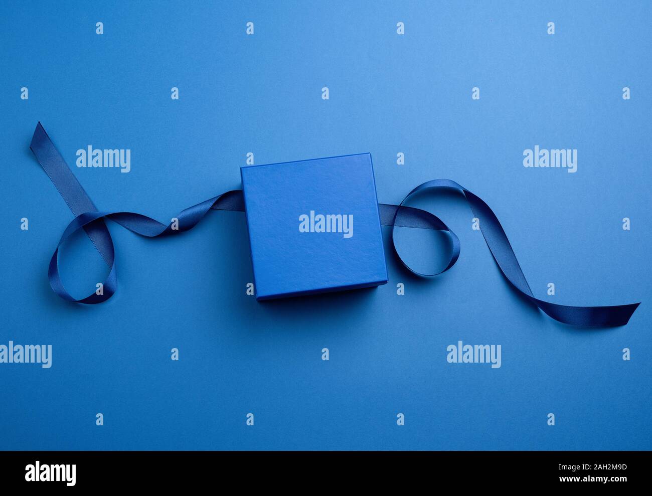 Empty box ribbons hi-res stock photography and images - Alamy