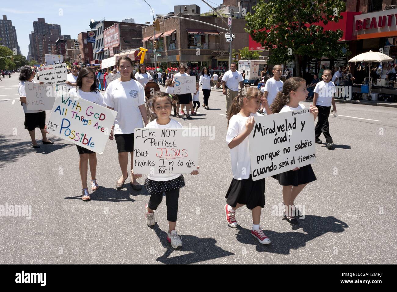 Harlem street signs hi-res stock photography and images - Alamy