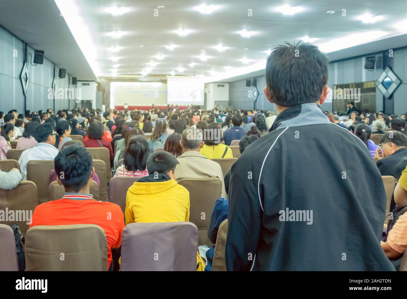 Party conversation back view hi-res stock photography and images - Alamy