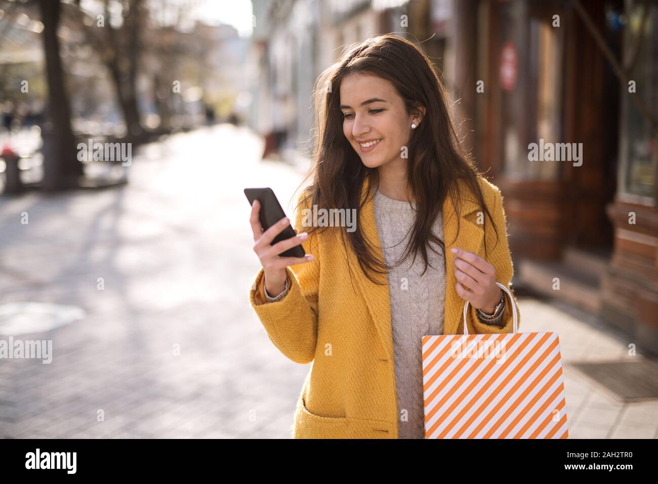 Portrait of a beautiful woman using a mobile Stock Photo - Alamy