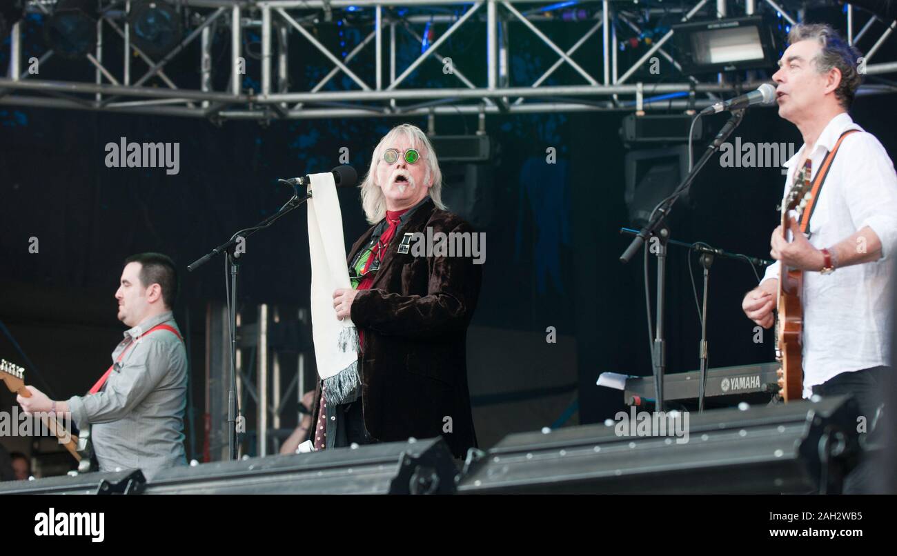 Lead vocalist, Derek Hussey of The Blockheads performing at Fairport's ...