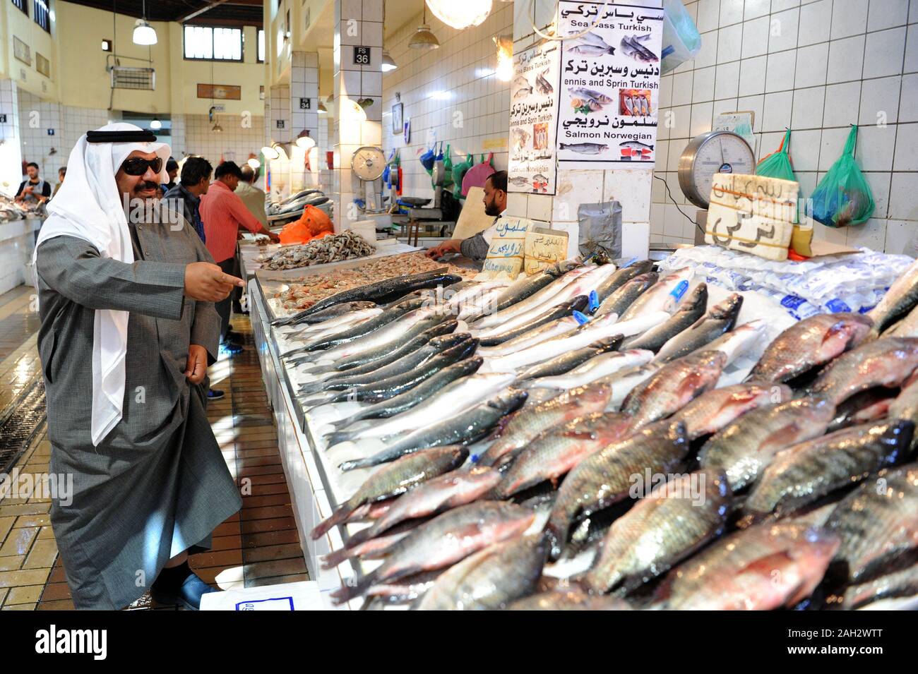 Kuwait City, Kuwait. 23rd Dec, 2019. People buy fishes at a fish market ...