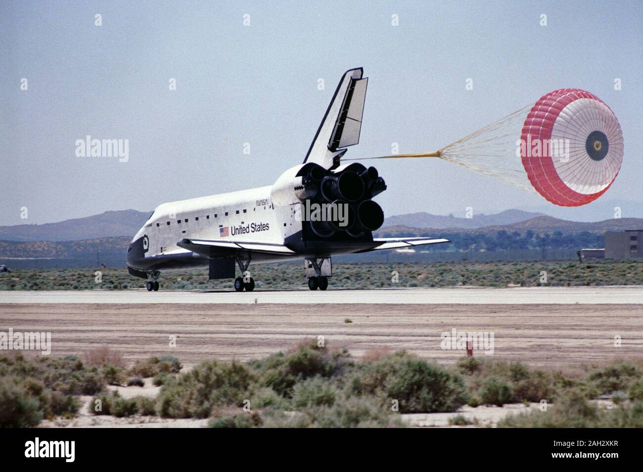 Space shuttle endeavour 1992 hi-res stock photography and images - Alamy