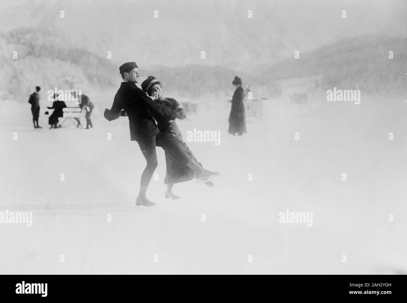 Ice skaters vintage hi-res stock photography and images - Alamy