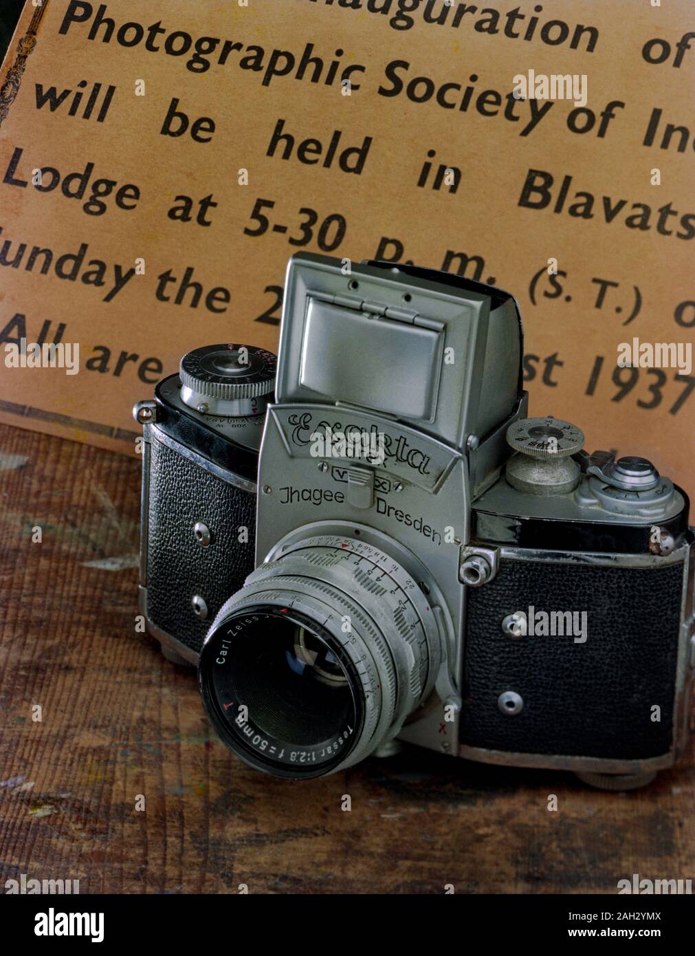 09 Sep 1998 Vintage Camera Kine Exakta 1937 first 35mm SLR; the word ...