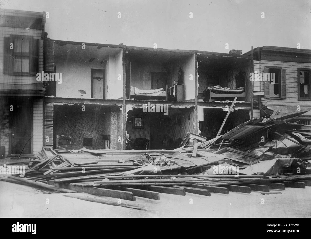 Wrecked houses hi-res stock photography and images - Alamy