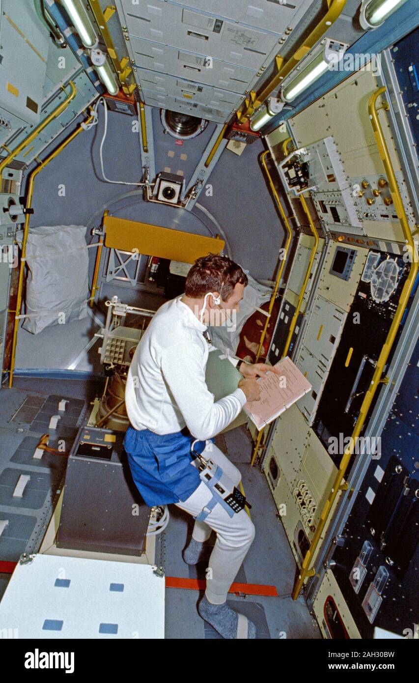 Us microgravity laboratory hi-res stock photography and images - Alamy