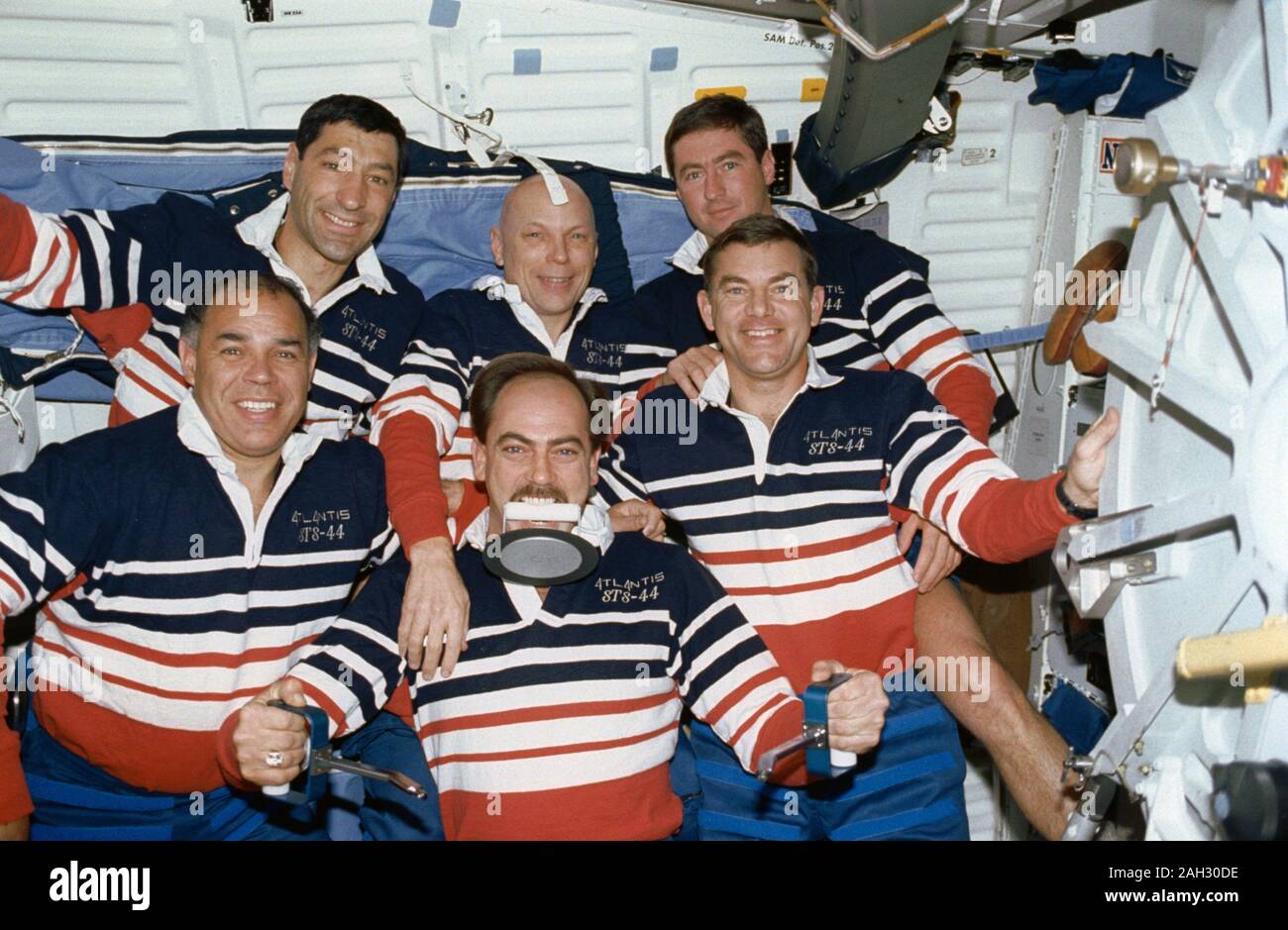 (24 Nov-1 Dec 1991) --- The six crewmembers for STS-44 pose for a ...