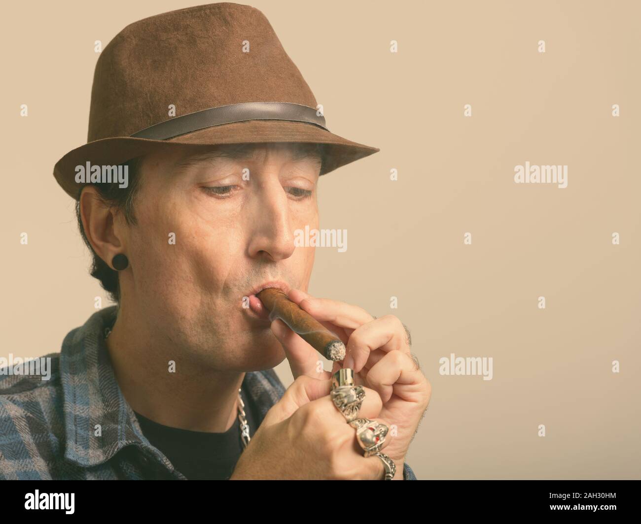 Man lighting cigar hi-res stock photography and images - Alamy