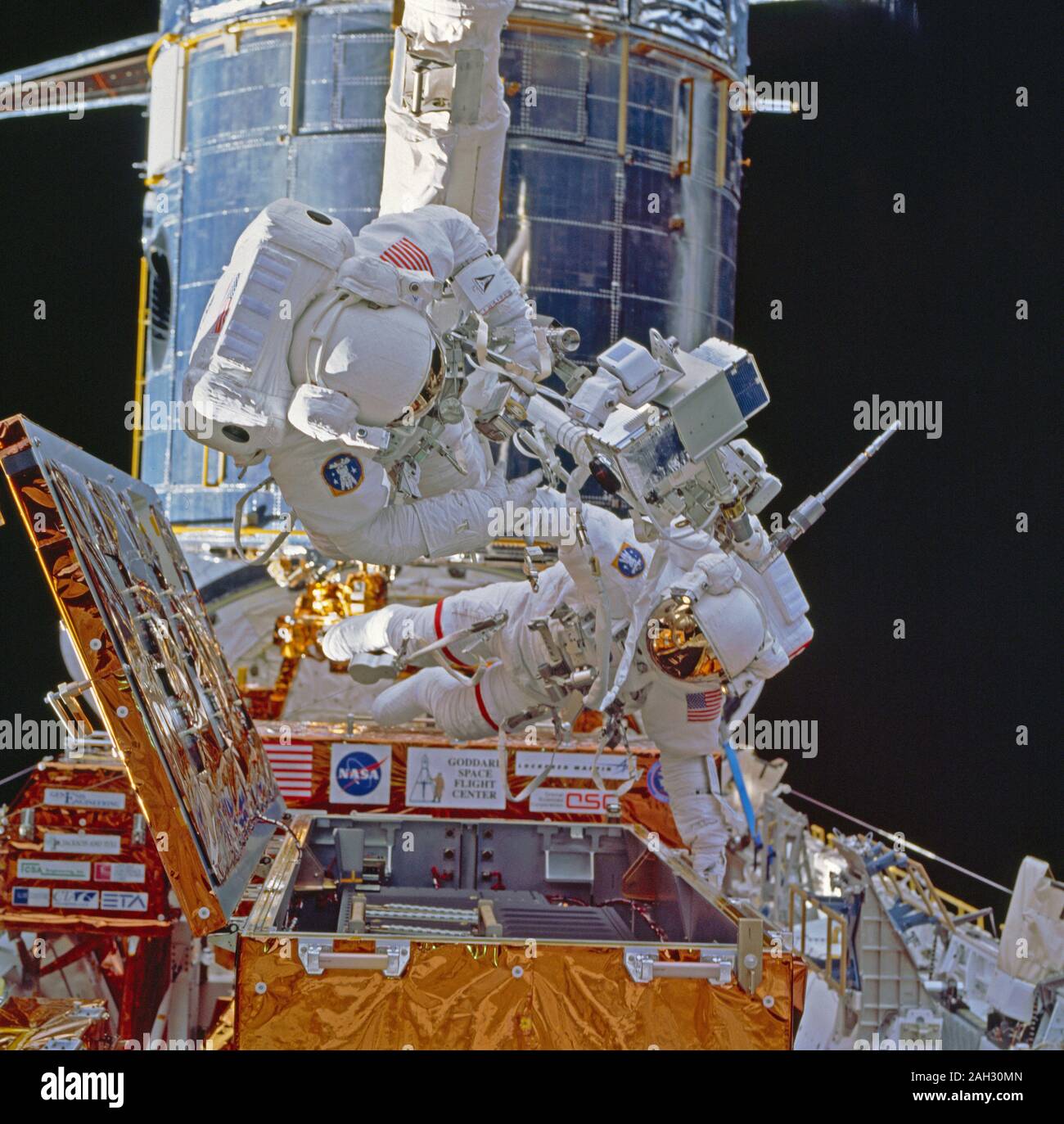 (14 May 1992) --- Astronaut Kathryn C. Thornton joins three struts ...