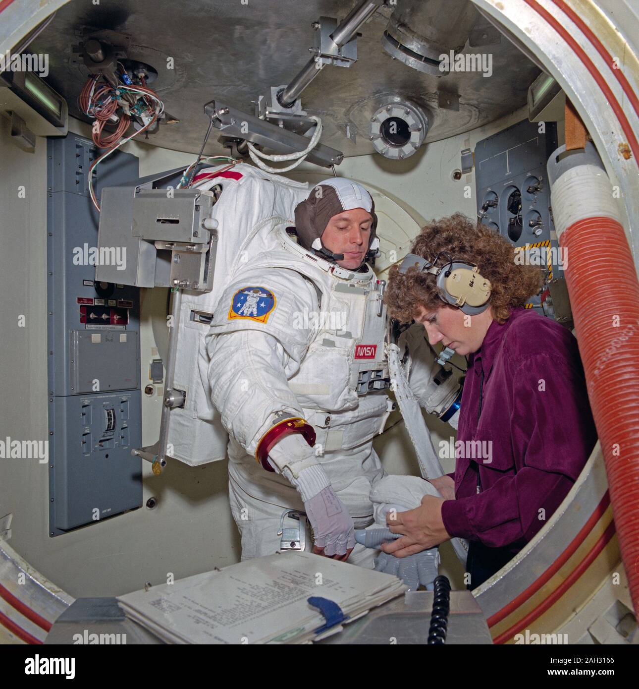 STS-54 MS2 Harbaugh and MS3 Helms during training in JSC's ETA ...