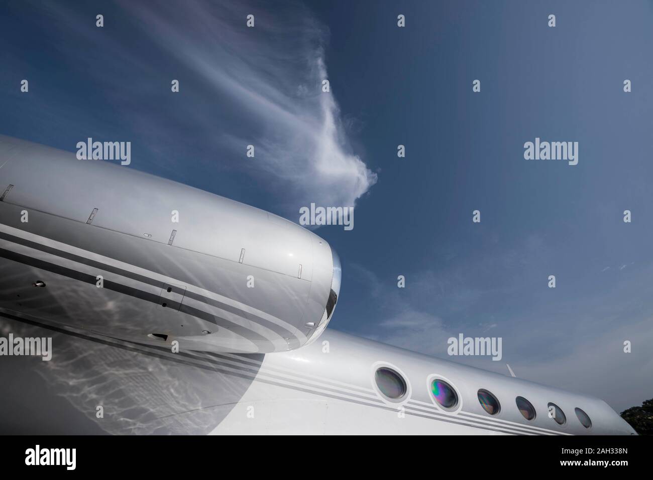 Jet fly hi-res stock photography and images - Alamy