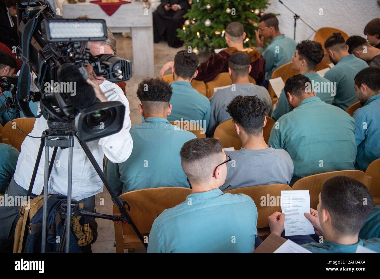 Neuburg A.D.Donau, Germany. 24th Dec, 2019. Prison inmates sit in the ...