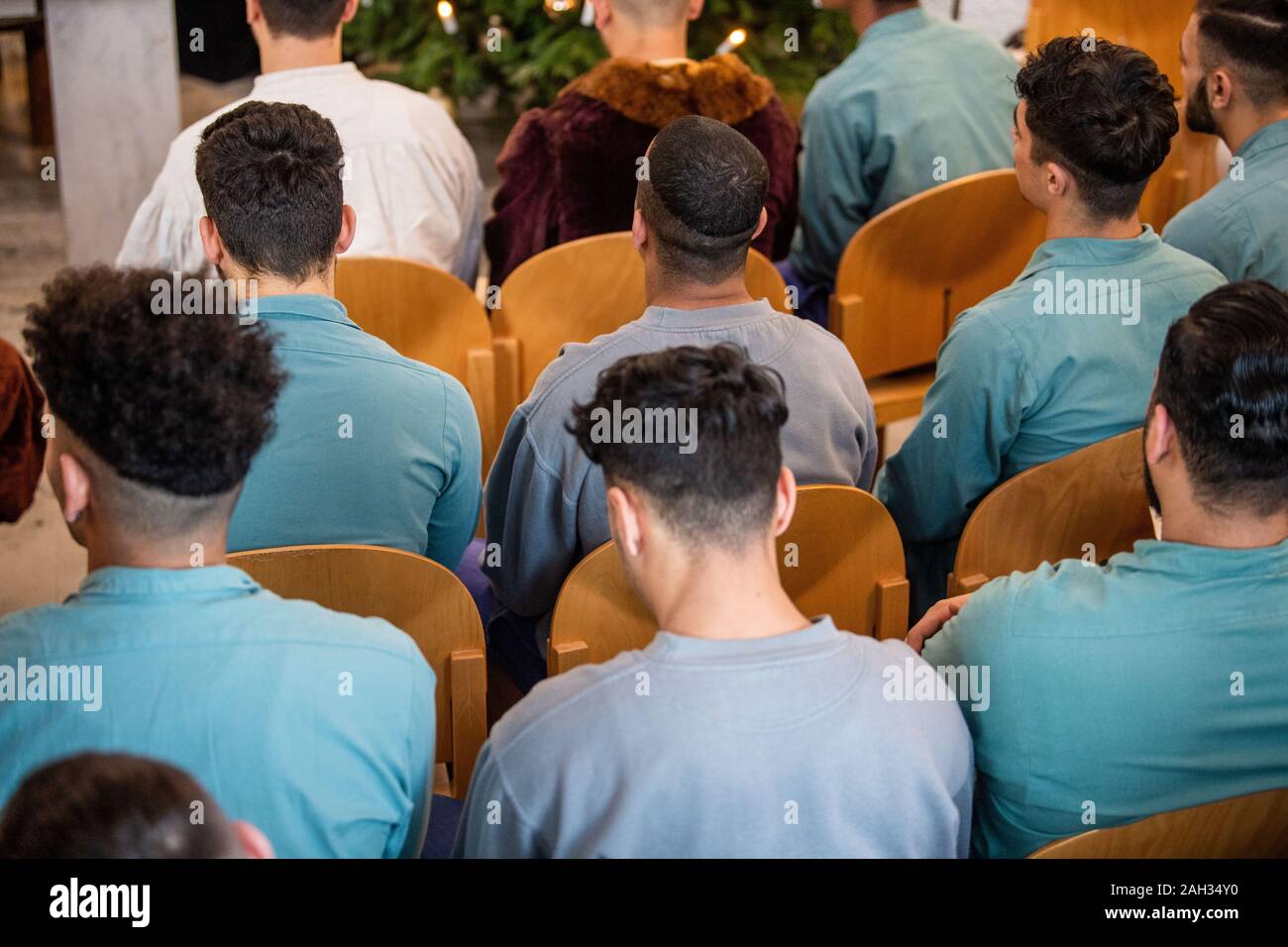Neuburg A.D.Donau, Germany. 24th Dec, 2019. Prison inmates sit in the ...