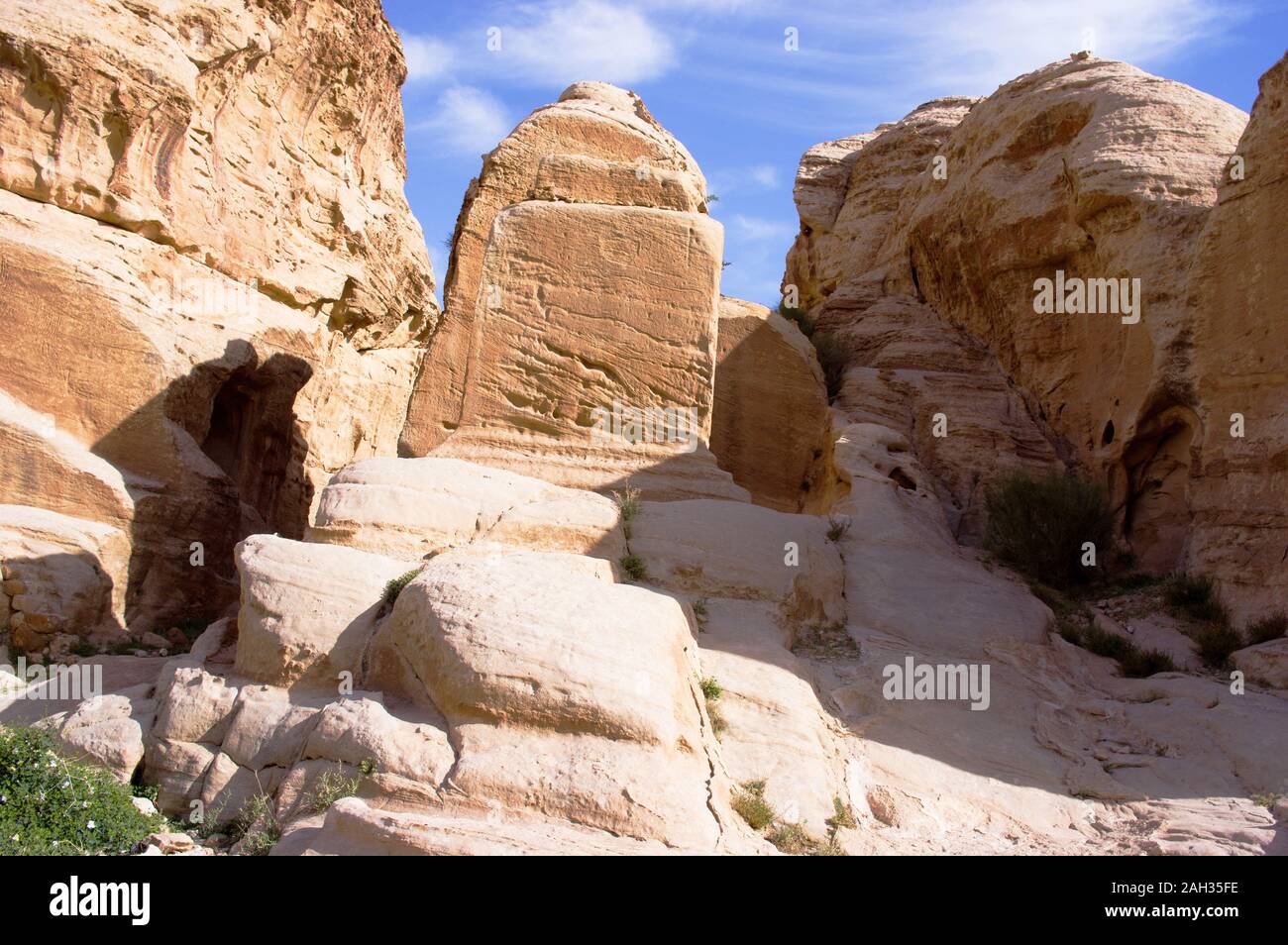 Rock formations in the desert in Petra, Jordan Stock Photo - Alamy