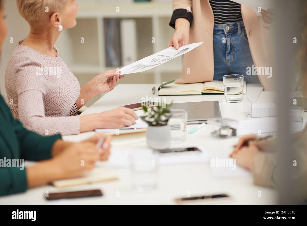 Hand outs hi-res stock photography and images - Alamy