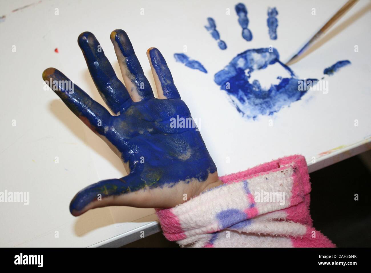 The child draws his handprint Stock Photo - Alamy