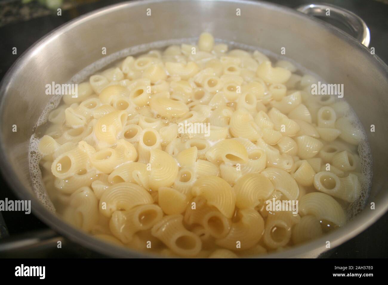 Cook pasta hi-res stock photography and images - Alamy