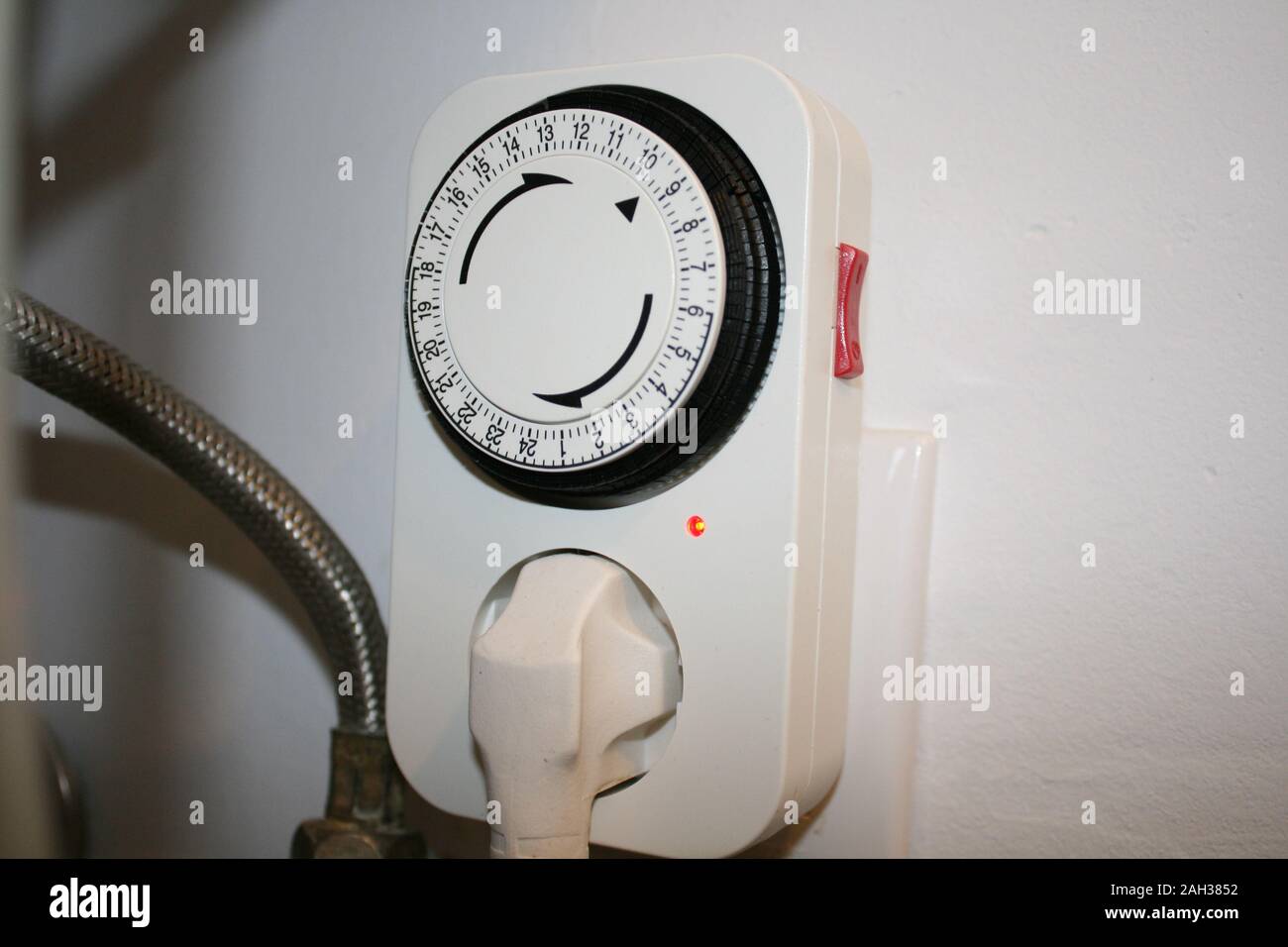 the timer for connecting and disconnecting the electricity is divided ...