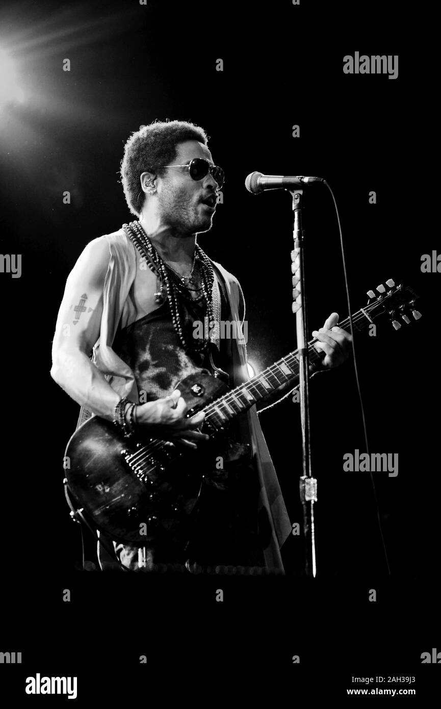 Rock singer lenny kravitz pop Black and White Stock Photos & Images - Alamy