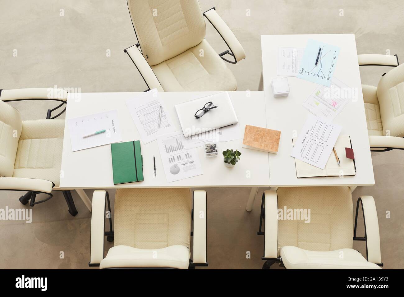 Office routine hi-res stock photography and images - Alamy