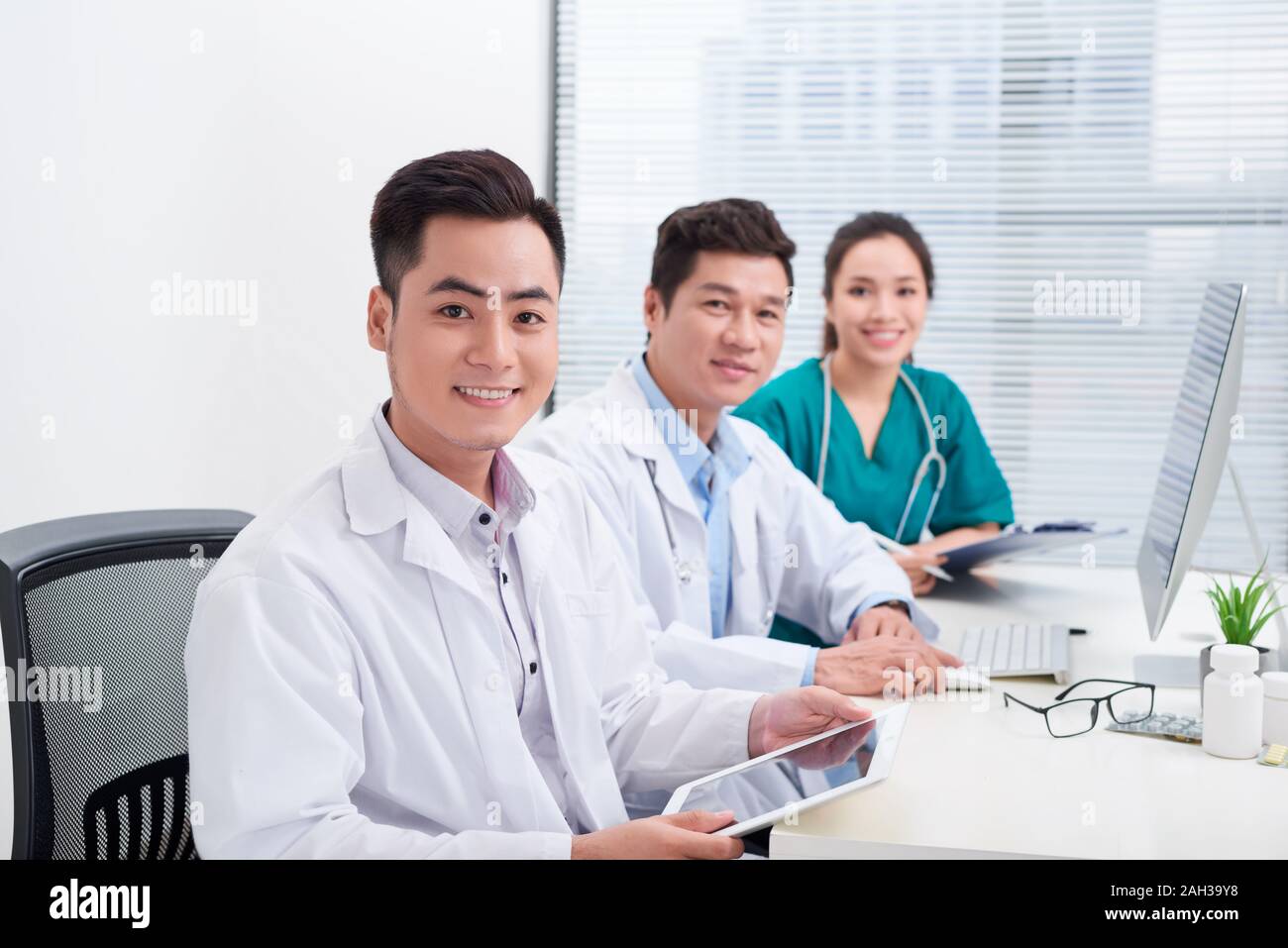 Happy hospital staff meeting hi-res stock photography and images - Alamy