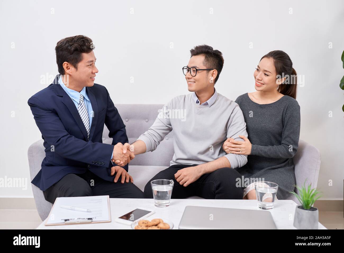 Real estate agent clients hi-res stock photography and images - Alamy