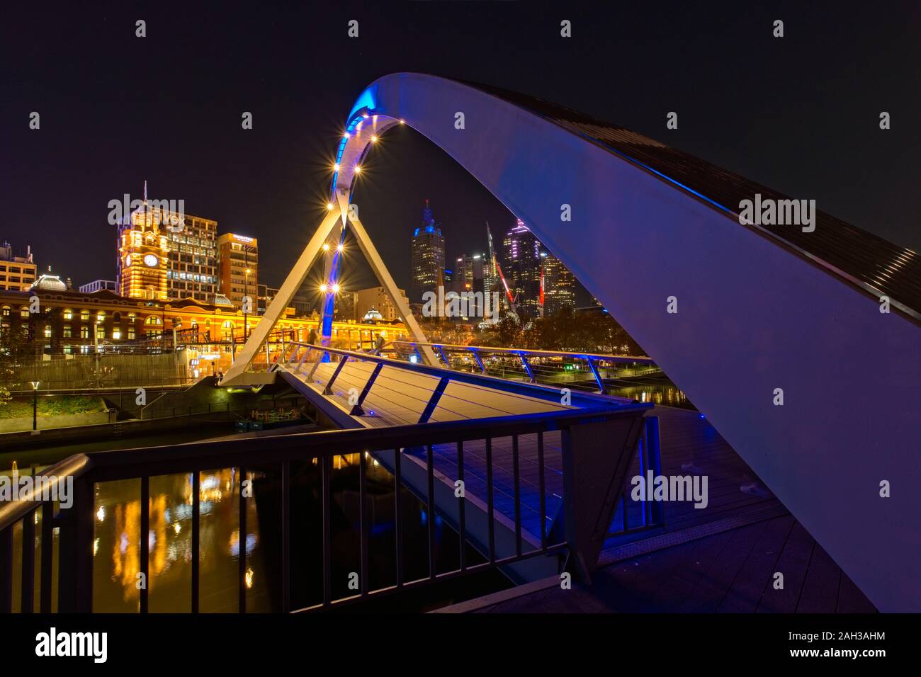 Arched pedestrian bridge hi-res stock photography and images - Alamy