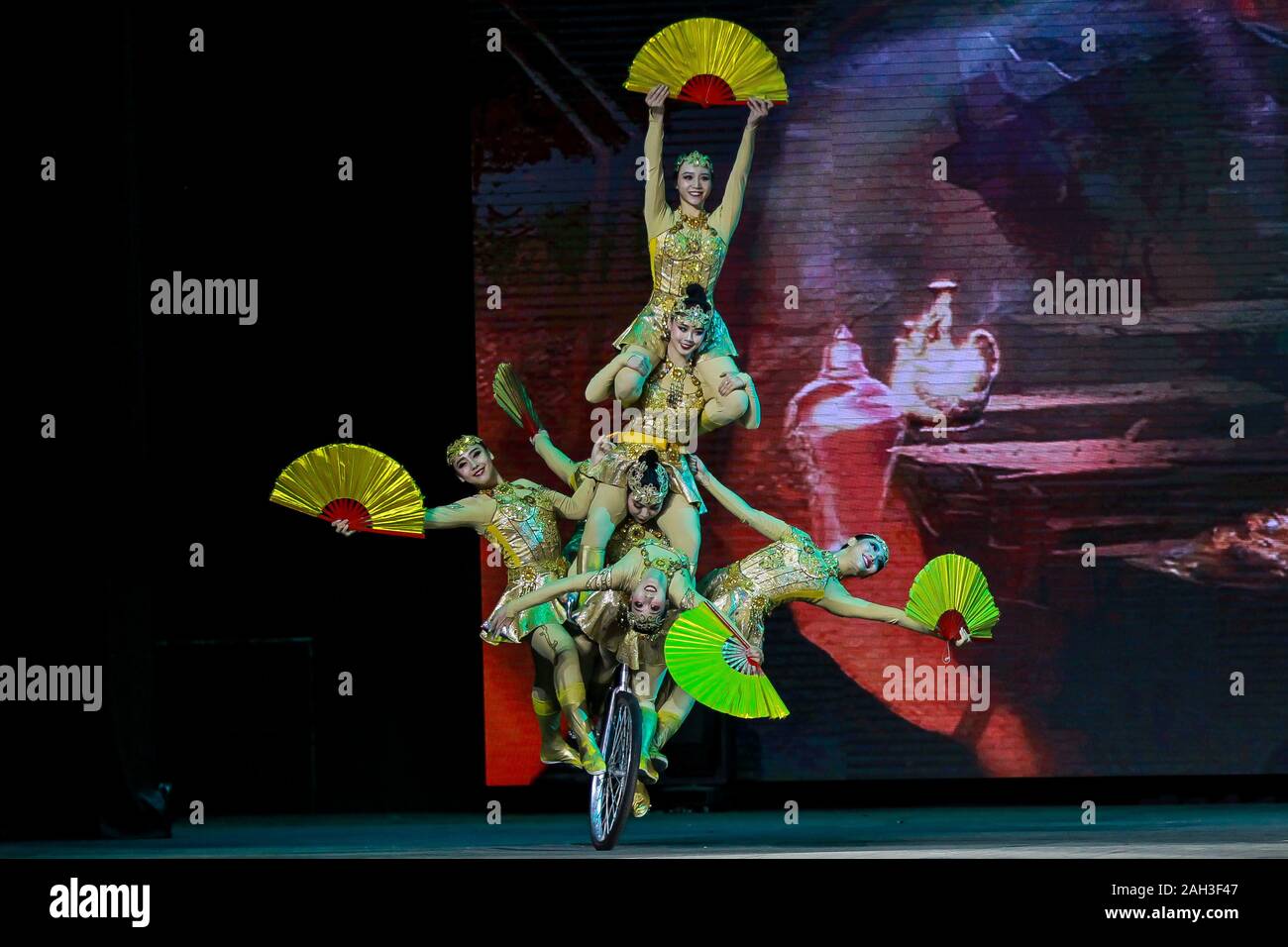 Acrobatic circus hi-res stock photography and images - Alamy